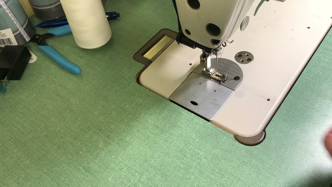 Comment insérer une canette dans une machine à coudre Juki industrielle ...