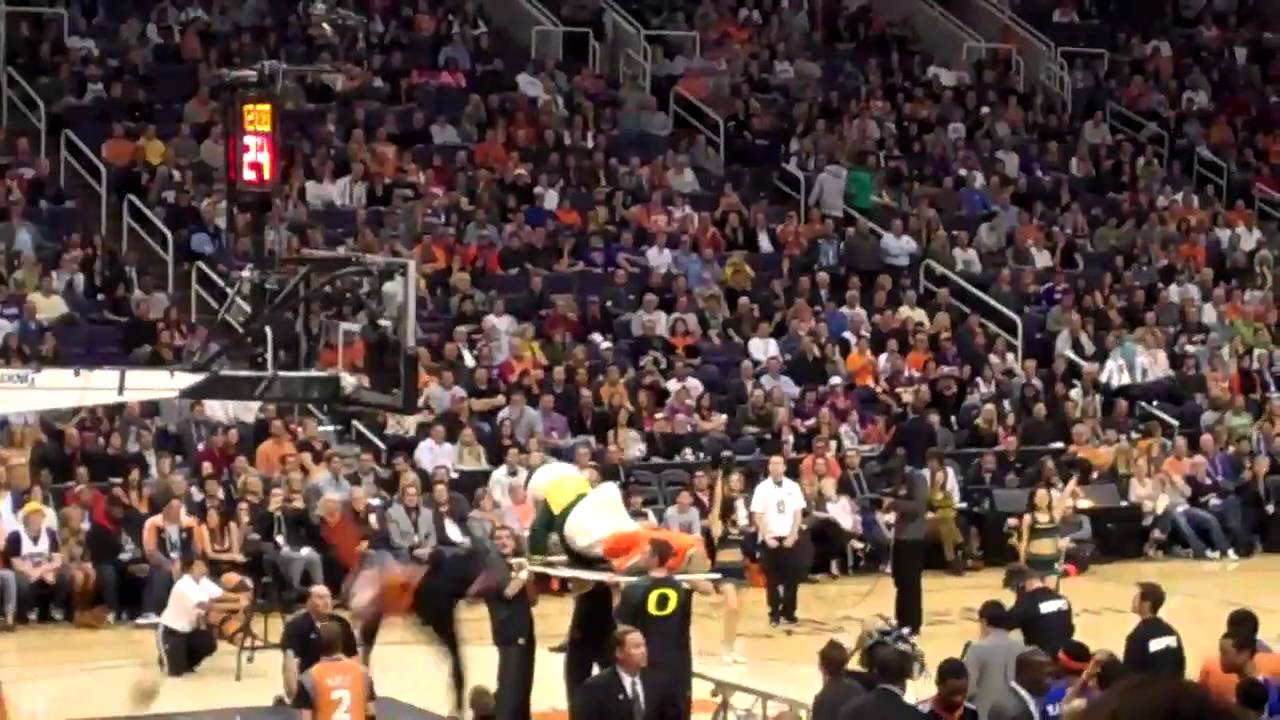 Phoenix Suns Gorilla dunks on Oregon Duck - YouTube