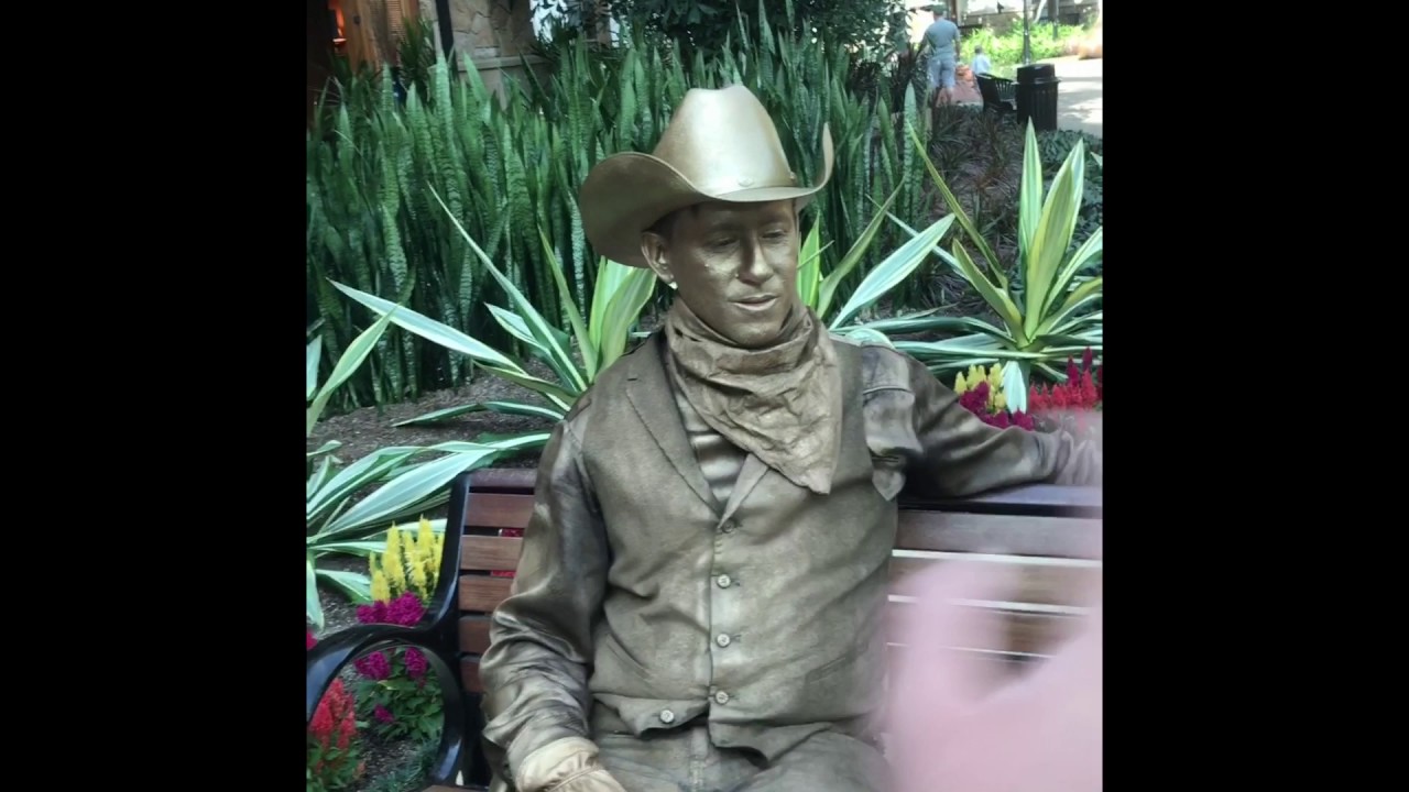 Living Statue at Gaylord Texan - YouTube