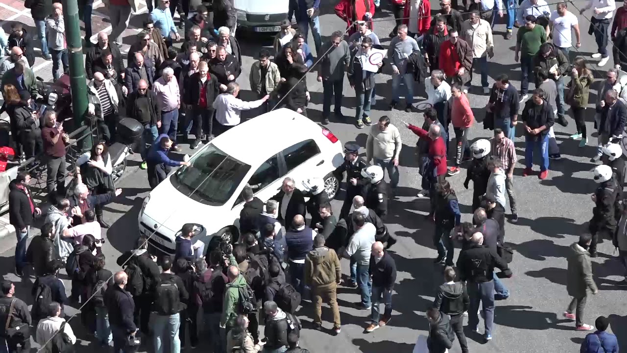 Έσπασαν αυτοκίνητα της Uber - YouTube