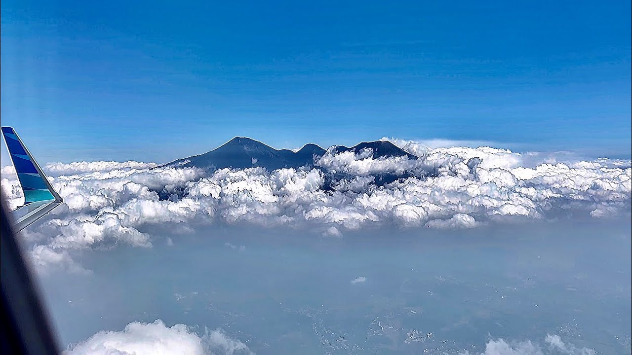 FLY GARUDA INDONESIA FLIGHT Business Class - Domestic Flight From ...
