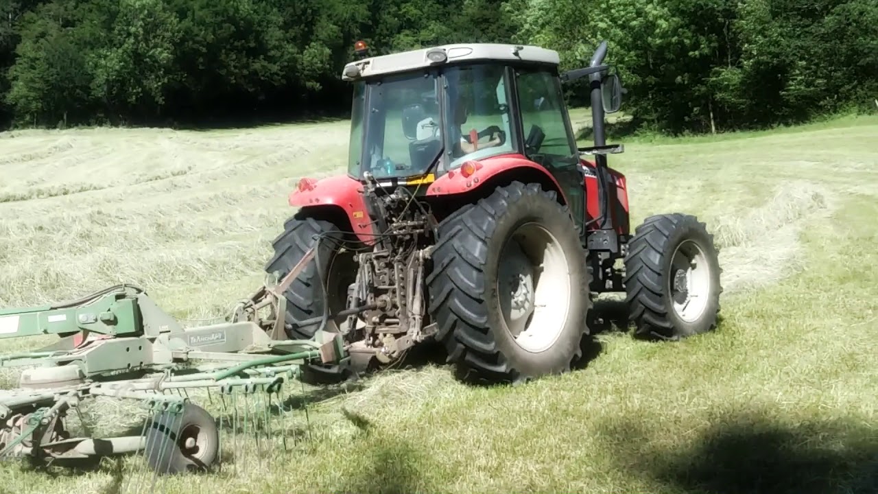 Massey Ferguson 5460 + New Holland aux foins 2017 - YouTube