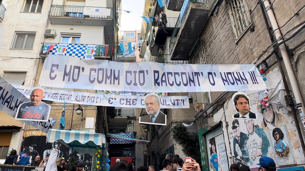 Largo Maradona a Napoli, spuntano striscioni geniali per la festa ...