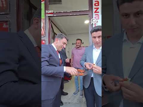 Tunceli Valisi'nin Korumasına Marul Verip İçine Çiğ Köfte Koymayı Unuttuğu Anlar Gülümsetti #shorts