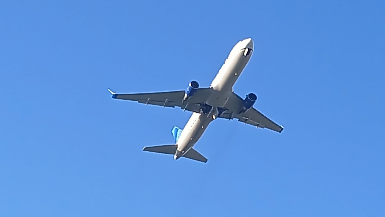 (PW Engines) United Airlines Boeing 767-300ER N652UA Takeoff at London ...