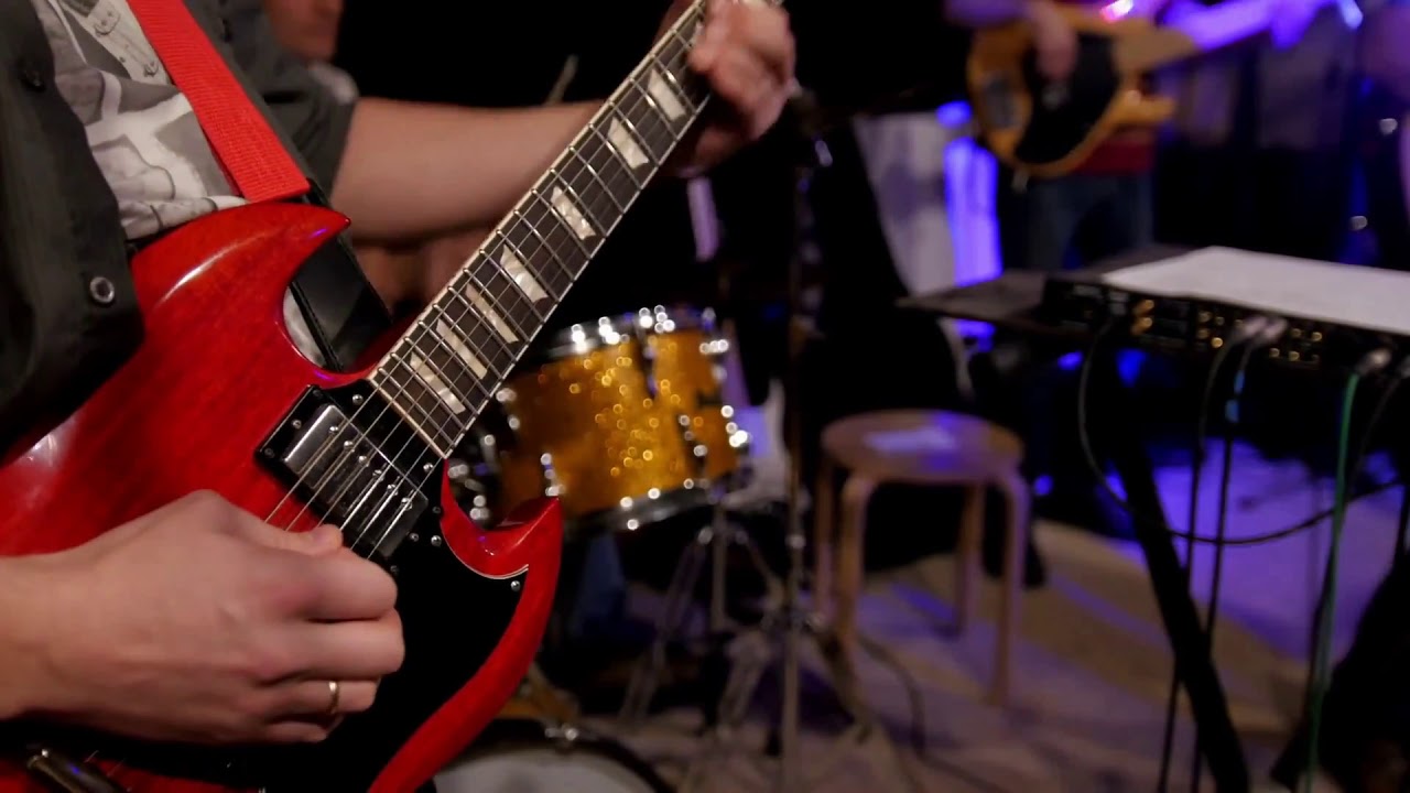 27) Musique. Guitare Basse Pop. Calme. I Wear Headphones . Silent ...