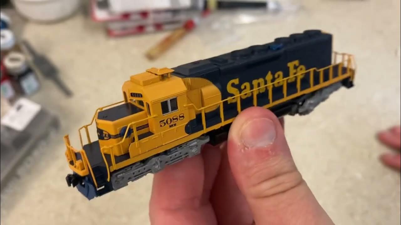 NEW KATO ATSF SD40-2 5088! - YouTube