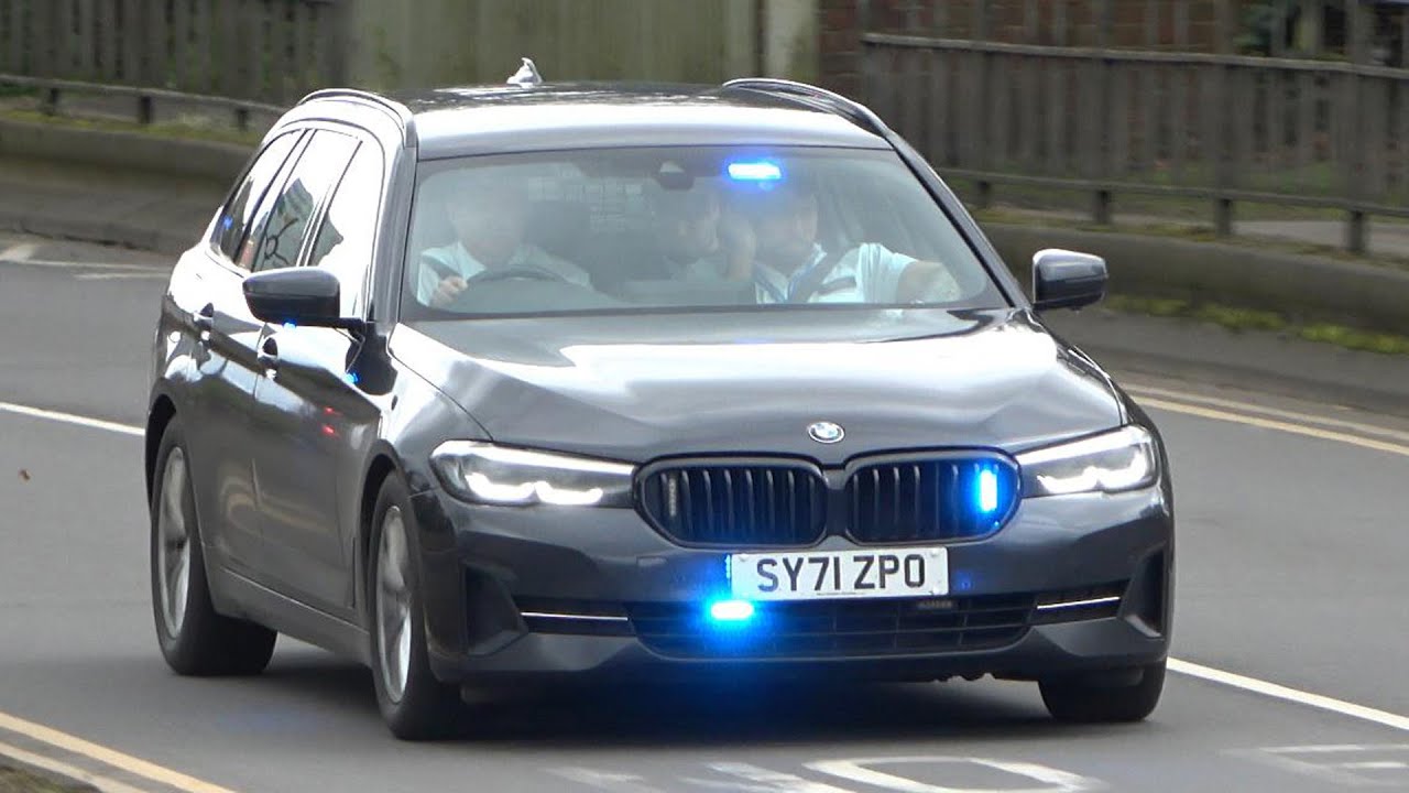 Unmarked Metropolitan Police Training Unit on a blue light run in ...