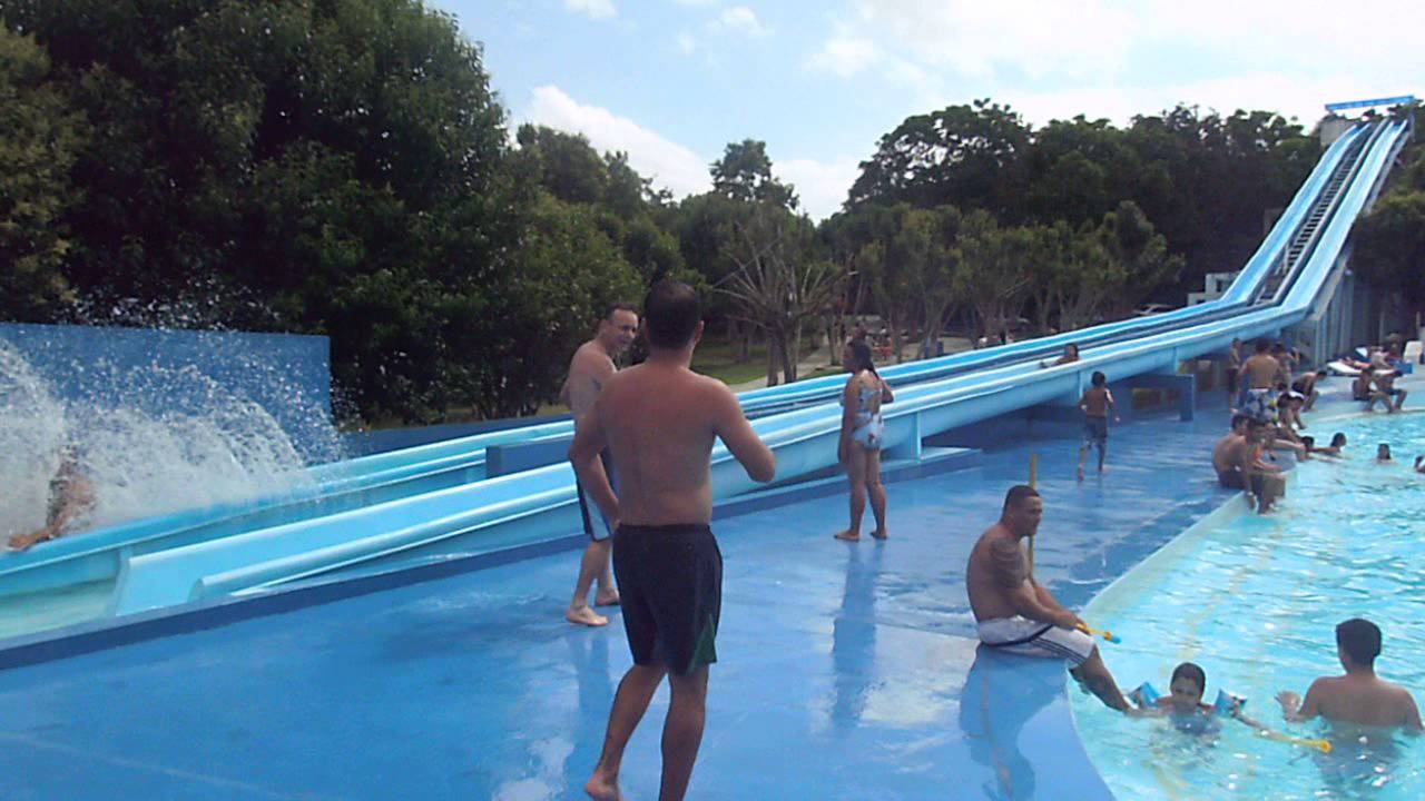 kaike e thabata descendo o toboágua no parque aquatico recanto monteiro ...