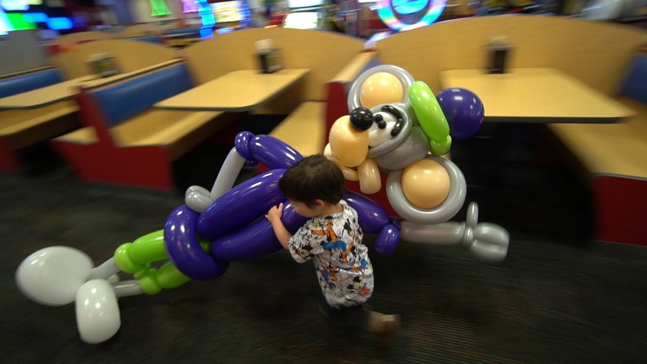 Chuck E Cheese Lifesize Balloon Playtime - YouTube