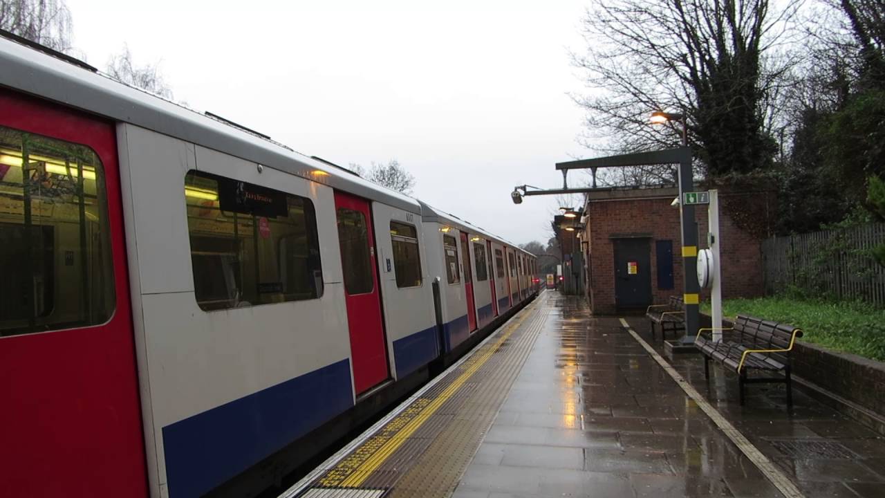 (HD) A District Line D78 Stock train at Ealing Common - YouTube