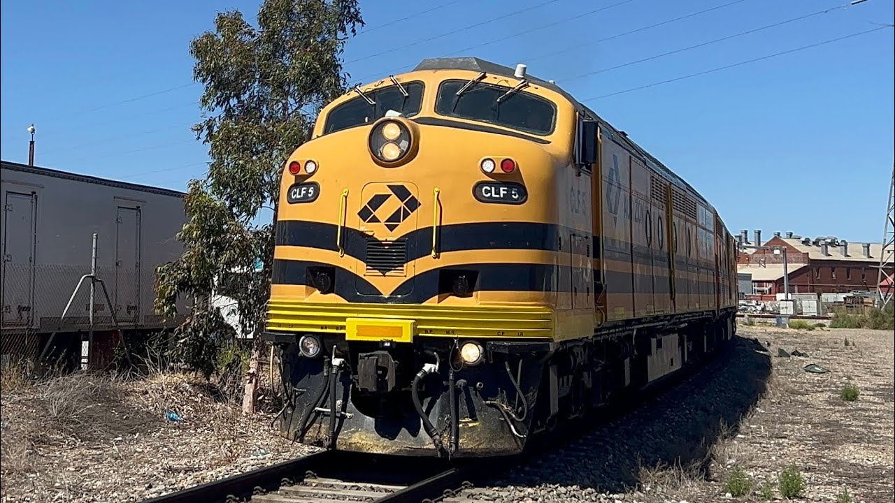 Last train of 2025! Aurizon grainy 5114 through the Dry Creek Triangle ...