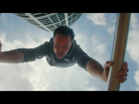 Parkour with Be Lenka Barefoot -  Agility and Flexibility in Motion