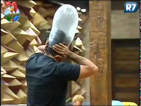 A Fazenda   Daniel Bueno coloca camisinha na cabeça   Rede Record