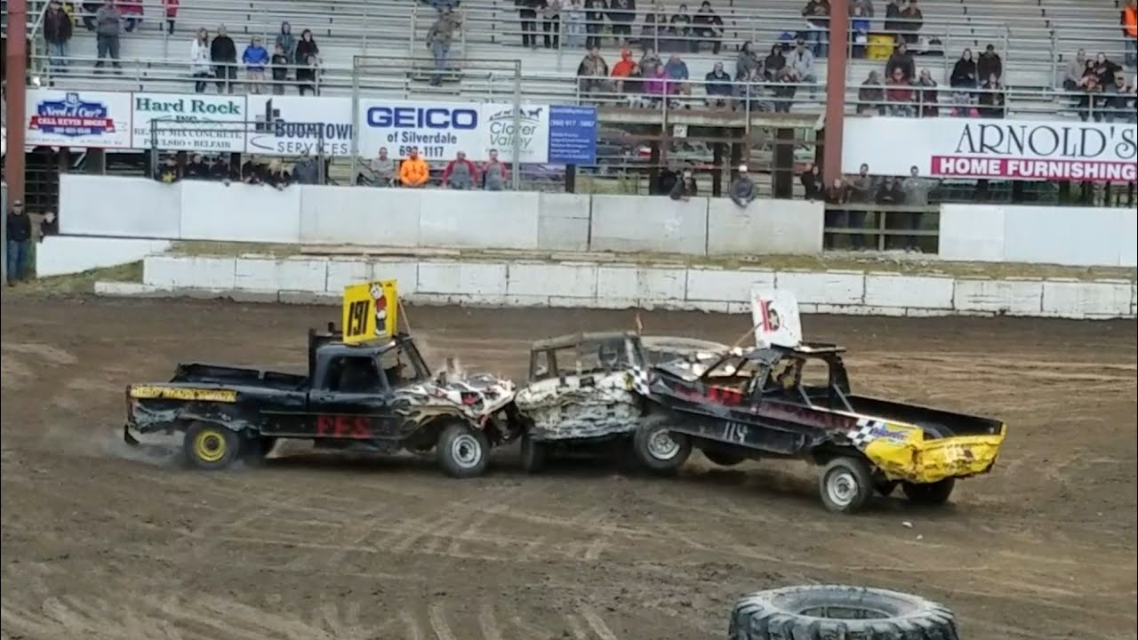 Truck Demolition Derby KDDA 2017 - YouTube