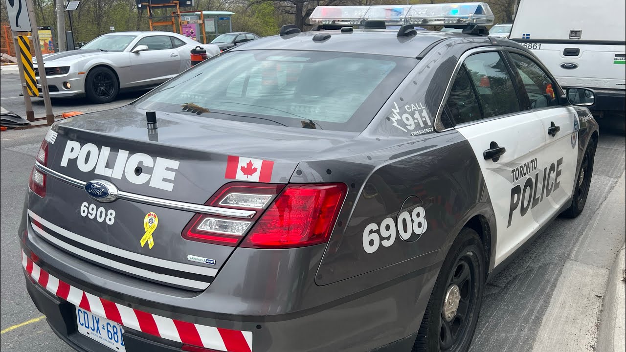 Toronto Police Service Paid Duty Ford Taurus Unit 6908 Lights On Rear ...