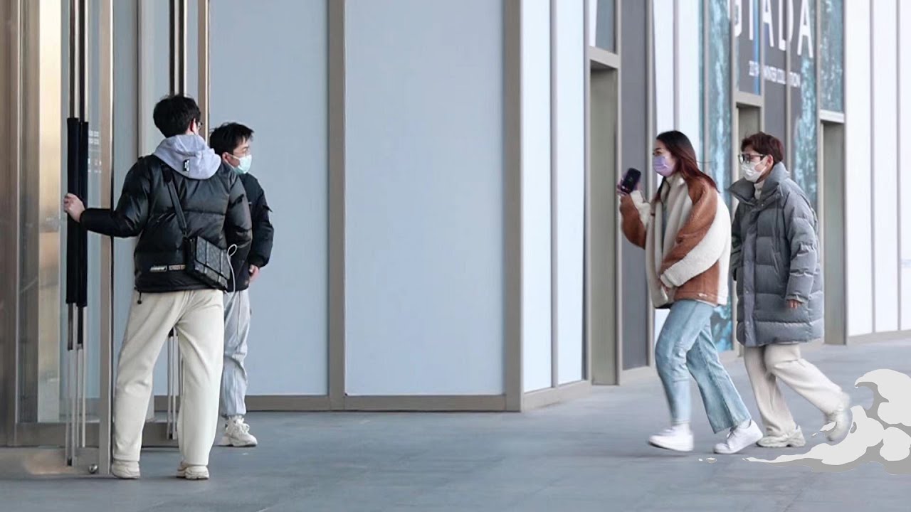 Two Men Holding the Door Open for People Who Are Far Away | Prank 给离门超远 ...