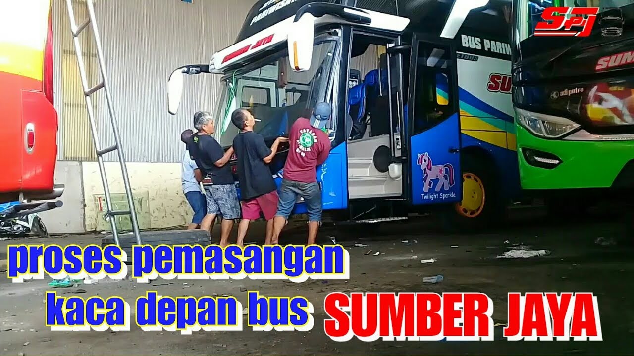 Proses pemasangan kaca depan bus SUMBER JAYA trans - YouTube
