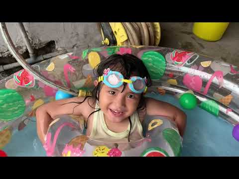 MANDI DI KOLAM RENANG MINI