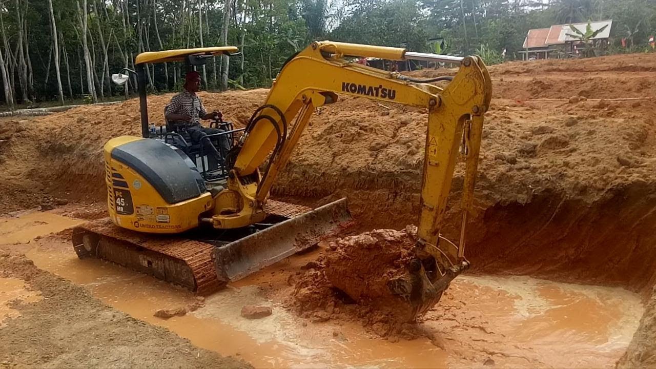 Excavator Komatsu Pc 45 Working on sticky mud | Komatsu Pc 45 Making ...