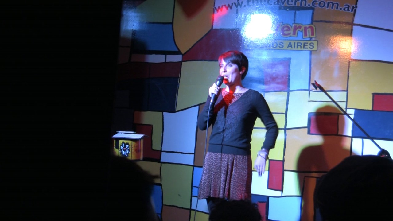 Abby Feldman hace Stand Up en Buenos Aires (español) - YouTube