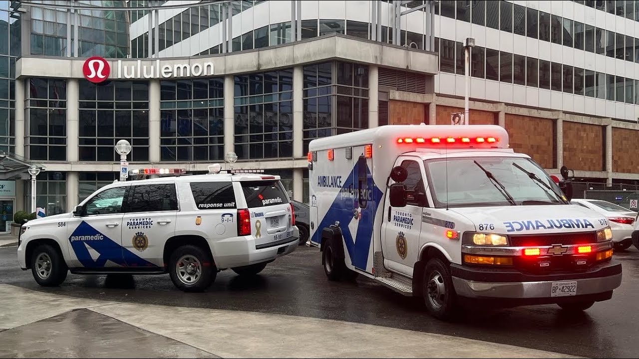 Toronto Paramedic Services Unit 876 & 18-101 ERU 10 Lights Flashing ...