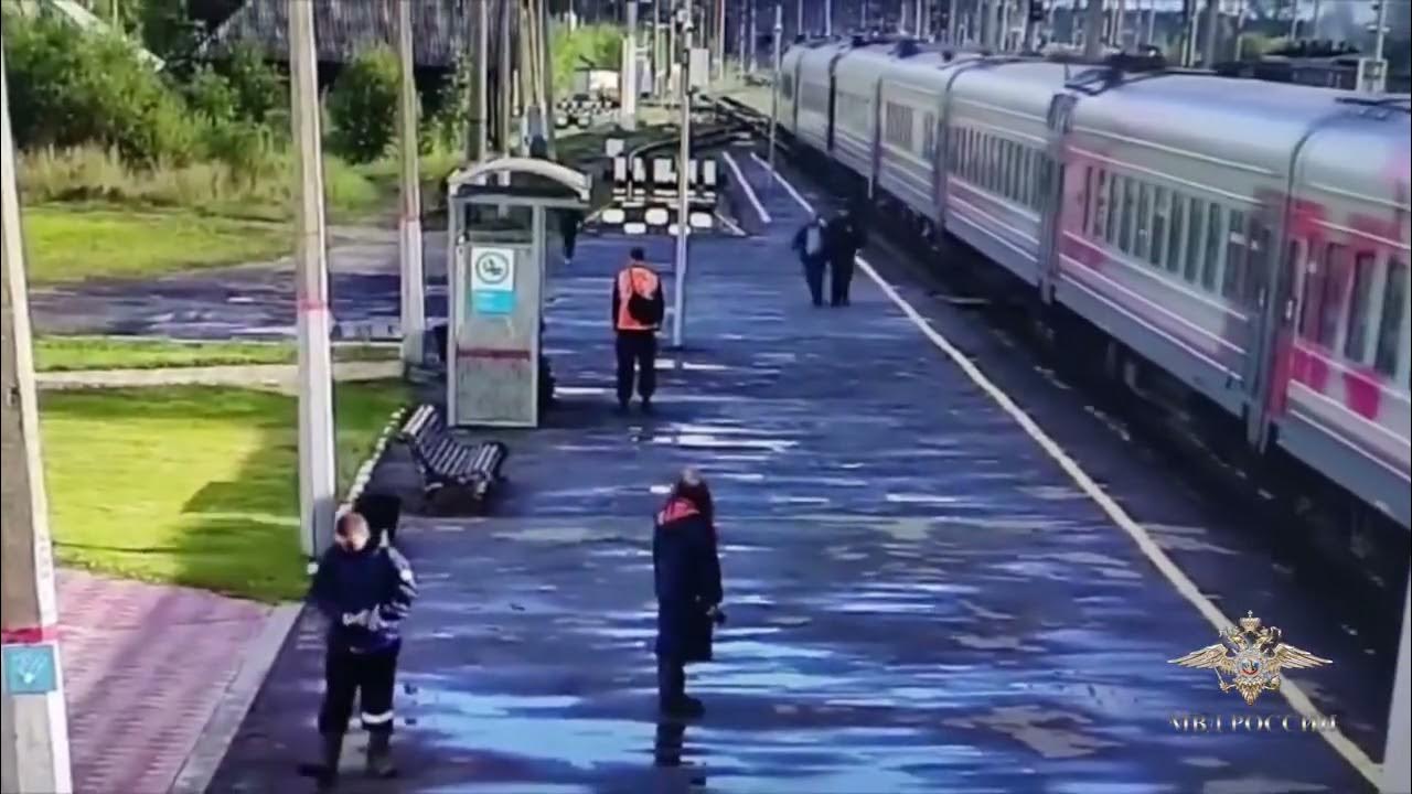 В Коноше полицейский спас мужчину, упавшего под поезд - YouTube