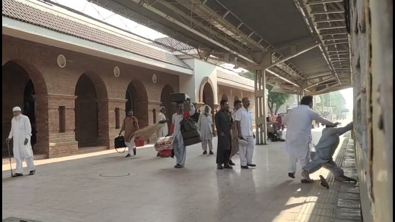 Viral Video of Two Men Falling from Train at Sahiwal Railway Station ...