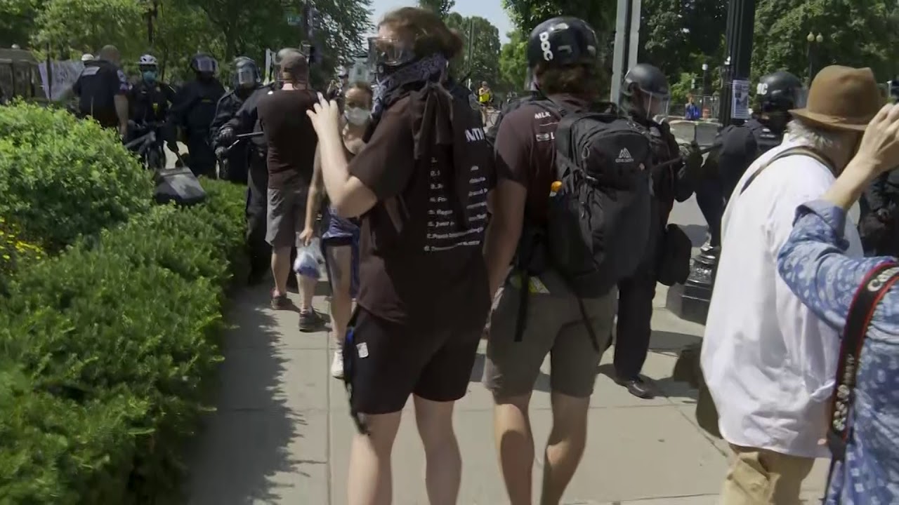 HAPPENING NOW: Police in riot gear move back protesters. - YouTube