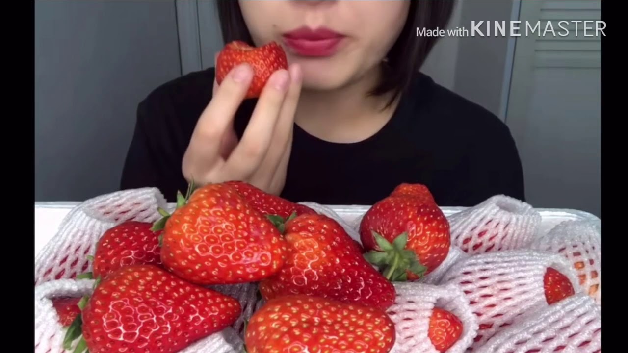 ASMR * EATING FRESH STRAWBERRIES * តោះមកញ៉ាំផ្លែស្រ៉្តបេរី1គីឡូម្នាក់ឯង ...