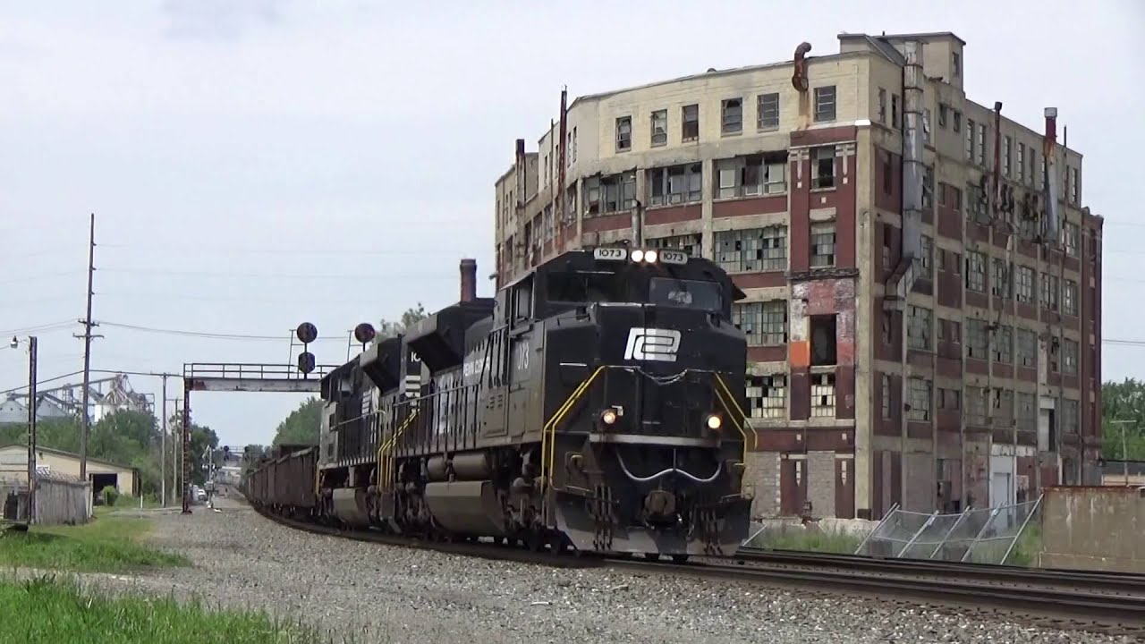 Penn Central 1073 leads train 12V at Mansfield - YouTube