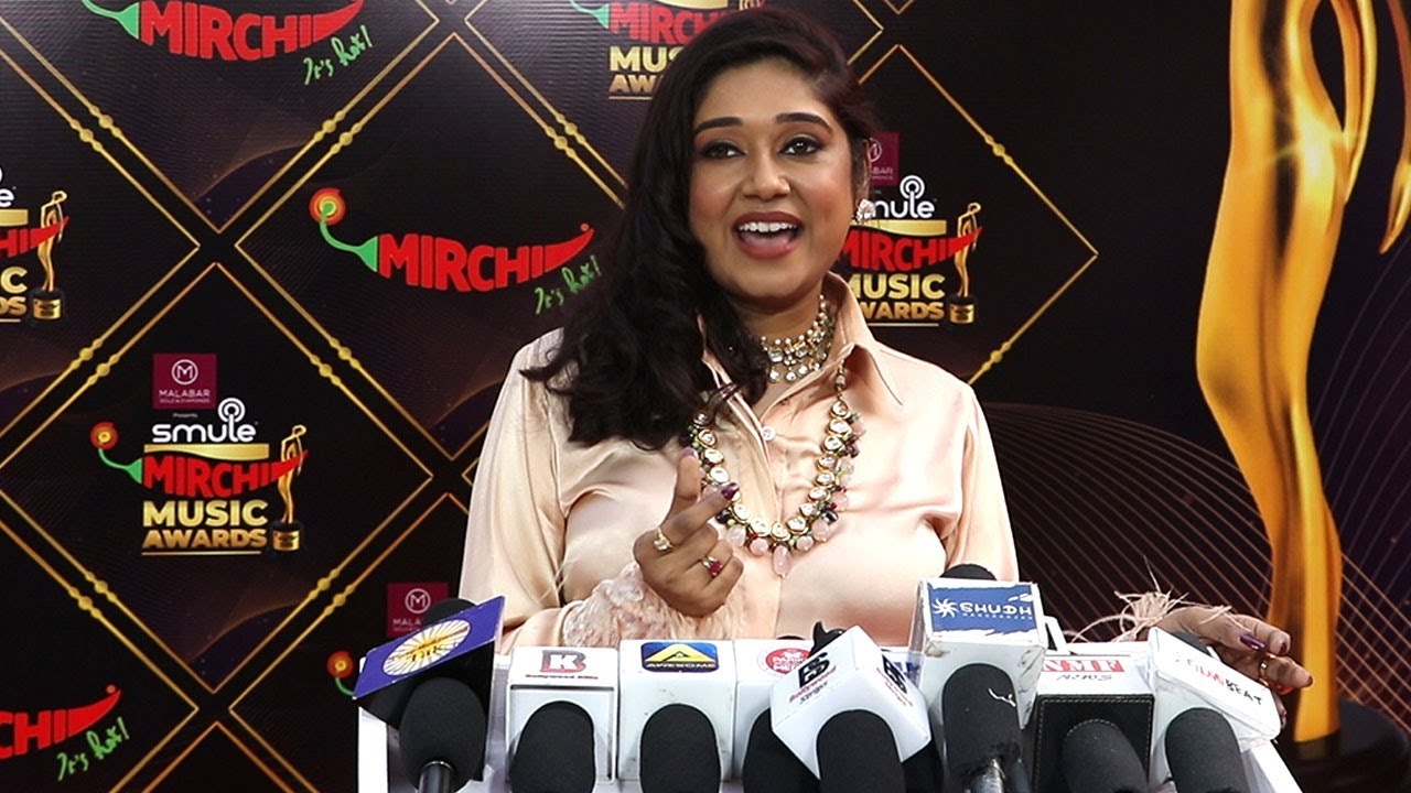 Famous Singer Antara Mitra Live Singing @ Mirchi Music Awards Infront ...