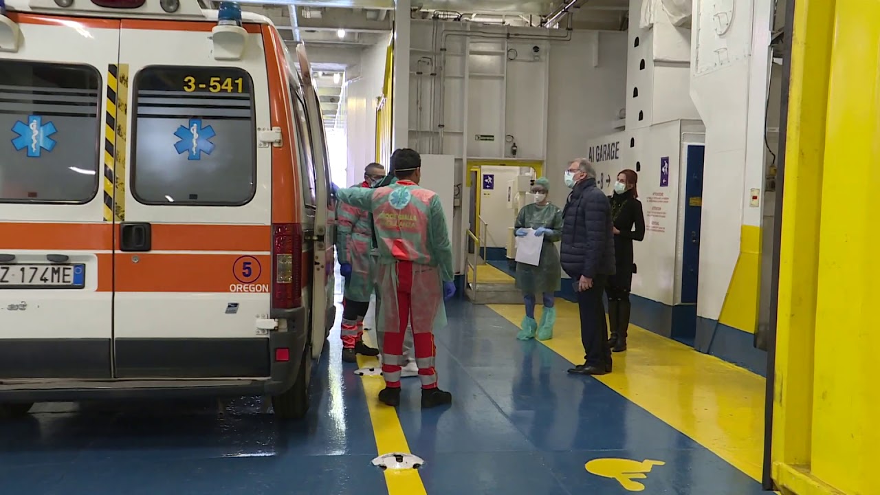 Genova, arrivano i primi pazienti sulla GNV Splendid - YouTube