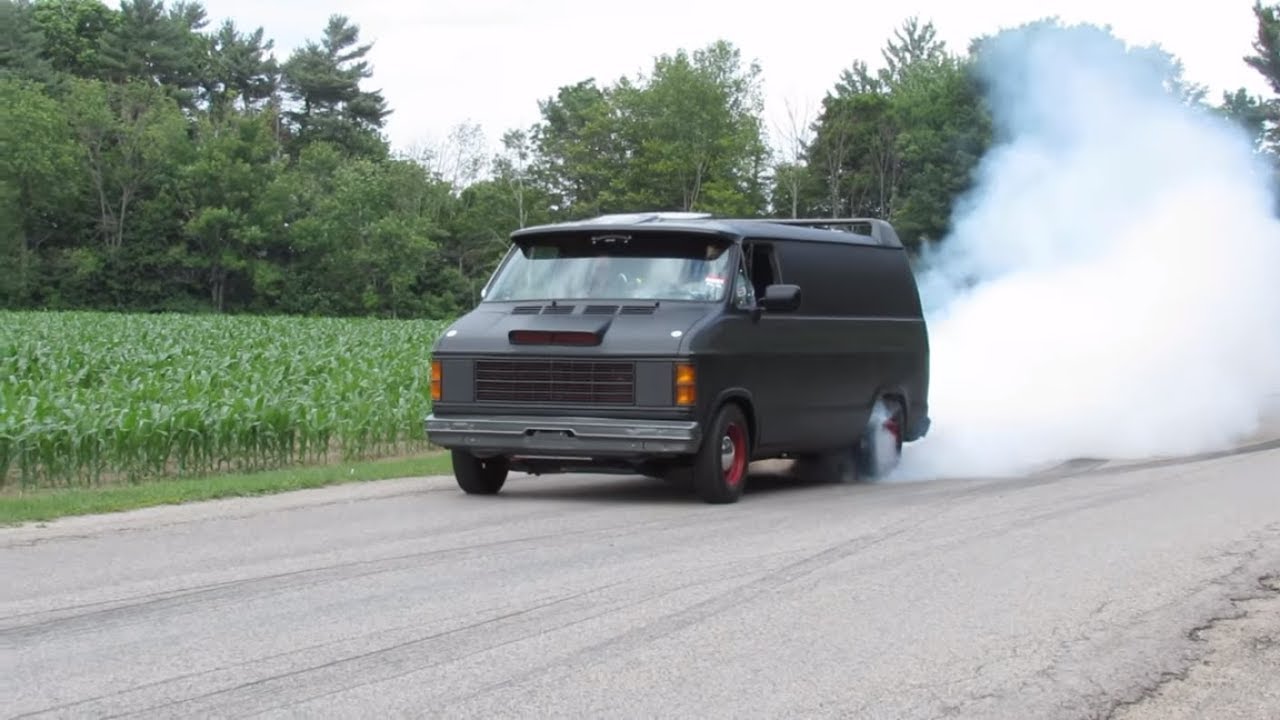 Vanfest 2012 - Black Van Doing Burnouts - YouTube