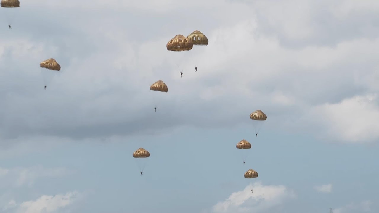 UK paratroopers jump into D-Day drop zone to recreate airborne ...