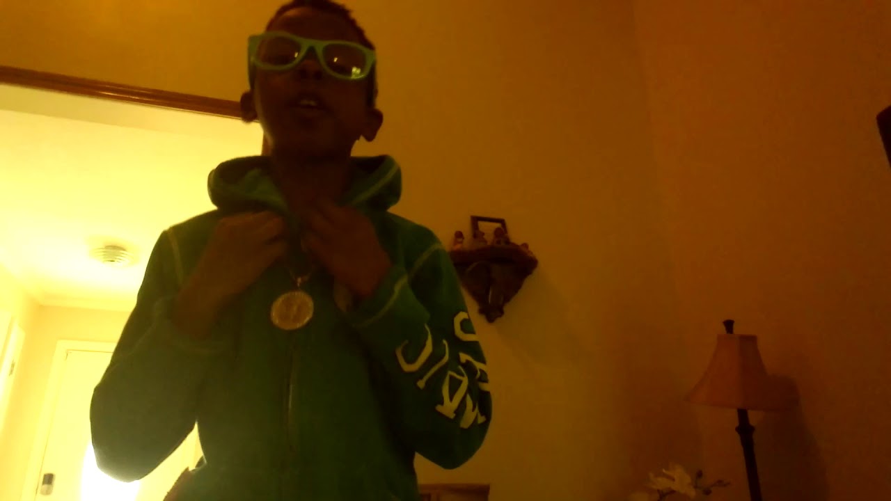 Lil z flexing his money - YouTube