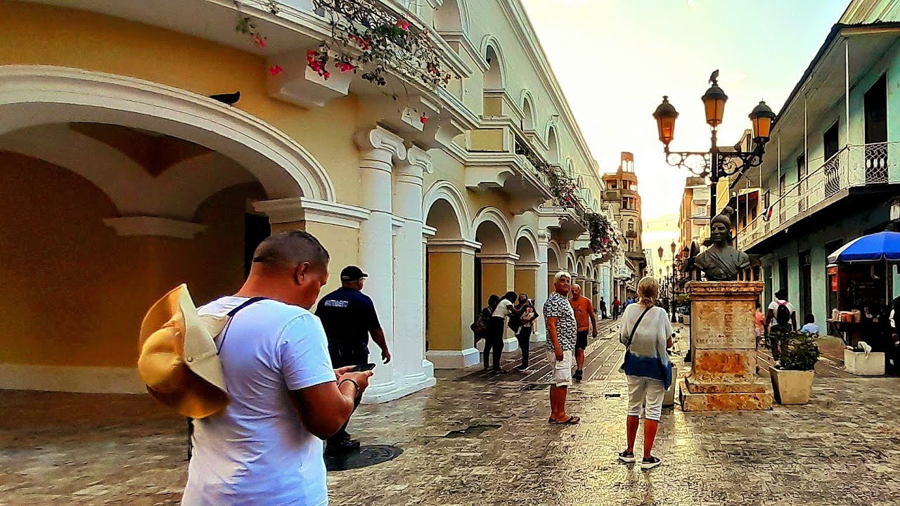 Breve recorrido por la Zona Colonial de Santo Domingo, República ...
