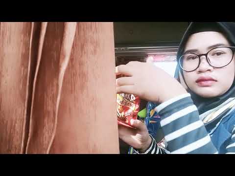 Kocak orang di bis lagi tidur di suapin bengbeng tangan nya ngupil dulu