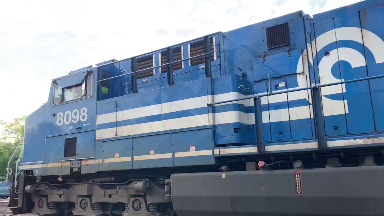 Norfolk Southern “Conrail” Heritage Unit 8098 leading 23k in Shirley ...