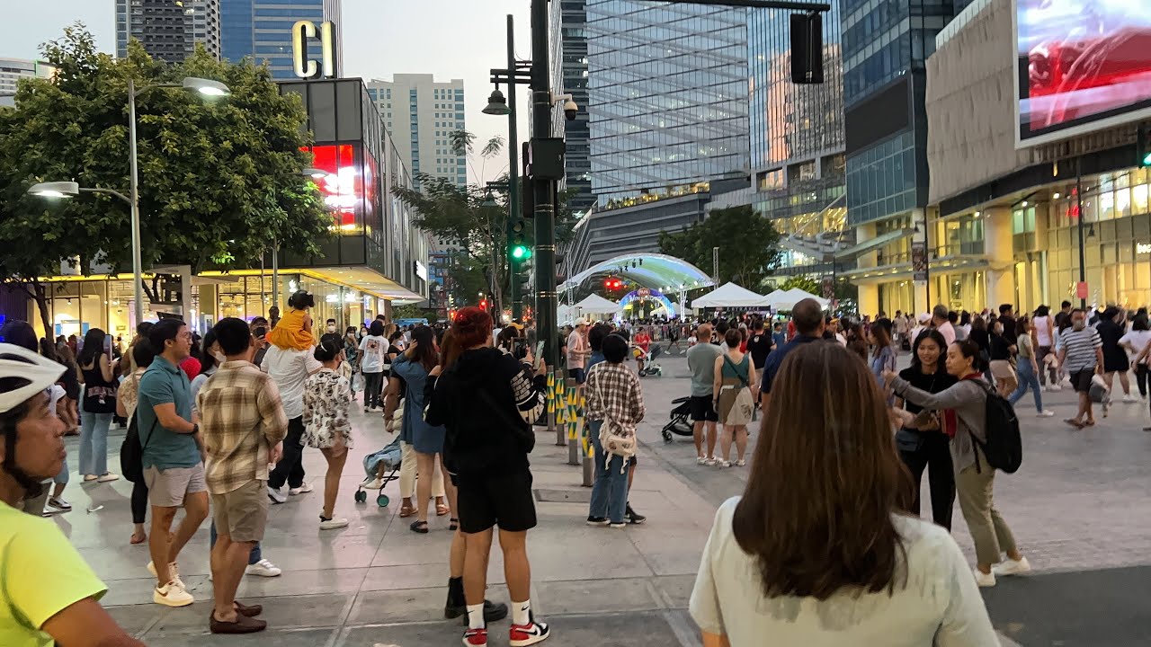 BGC Walkthrough in 4K featuring the 3D Ad - YouTube