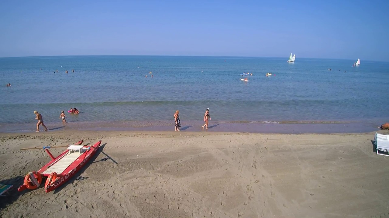 Mare cristallino a Fregene - YouTube