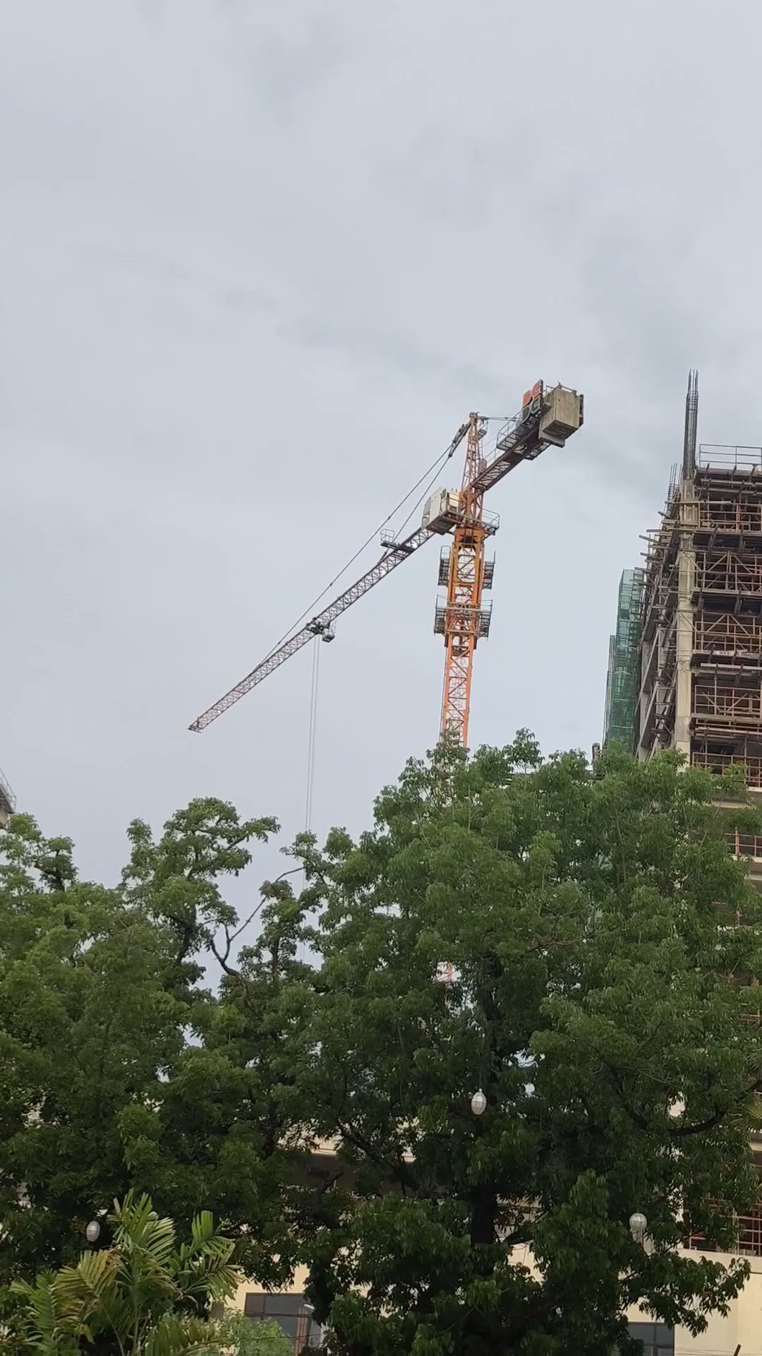 Scary Crane Moves ️#crane #construction #heavyequipment 👌# ...