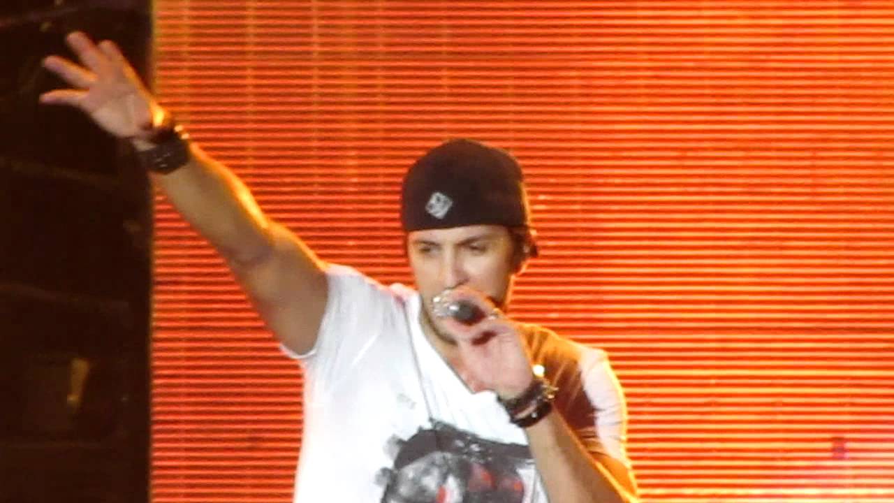 Luke Bryan showing how to shake it - YouTube