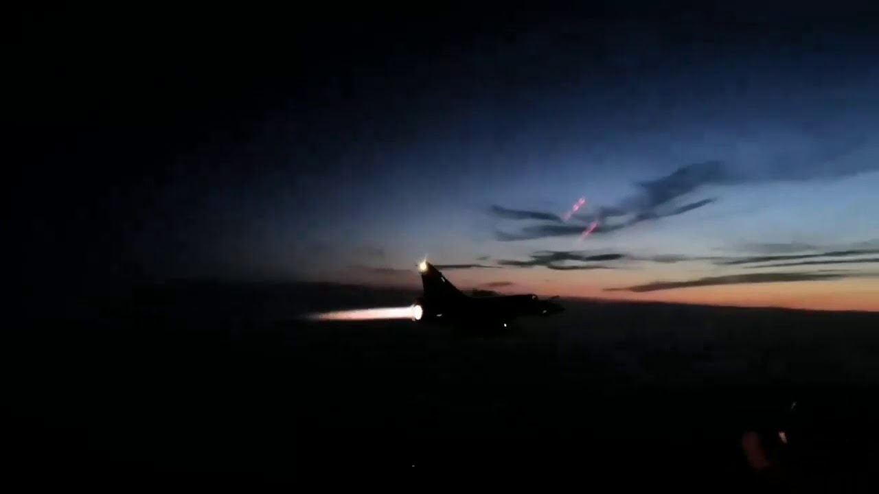 French Mirage 2000C night afterburner in-flight - YouTube