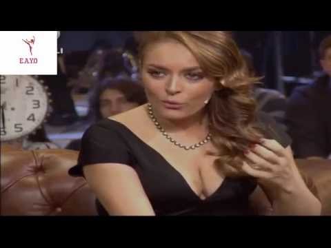 EZGİ MOLA'NIN EFSANE GÖĞÜS DEKOLTESİ ZOOM HD
