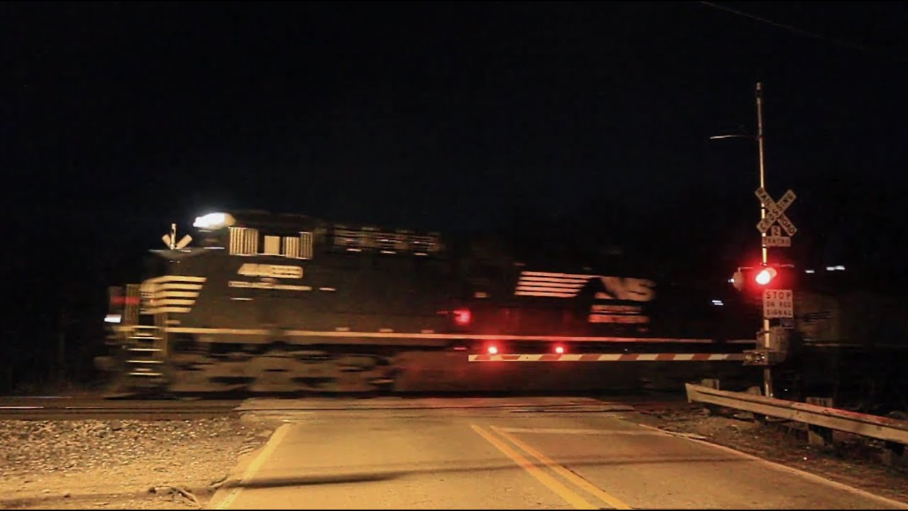 4/9/23: NS AC44C6M #4489 & UP AC44CW #6145 head west @ Romulus w/ NS ...