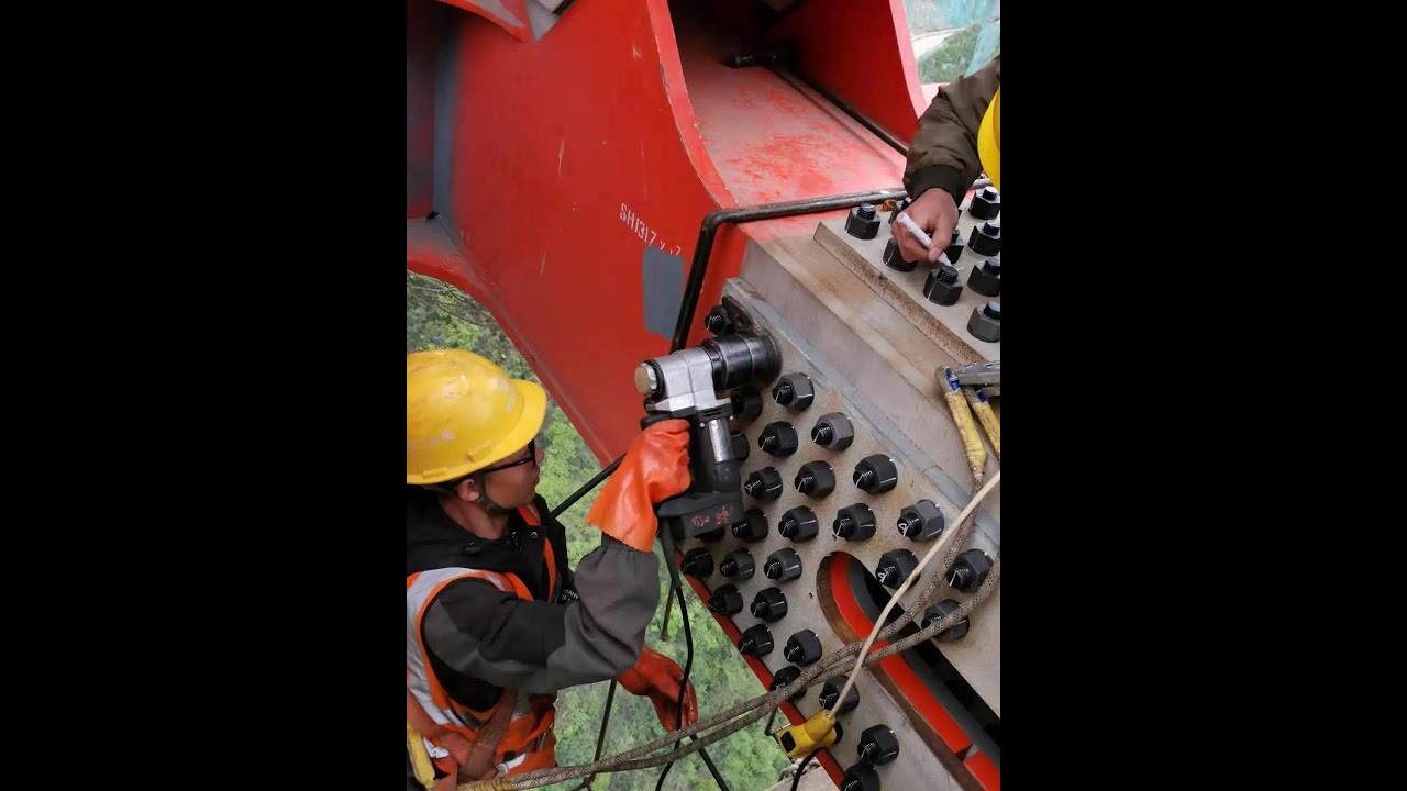 How does an Electric Torque Wrench work in Bridge construction ? - YouTube