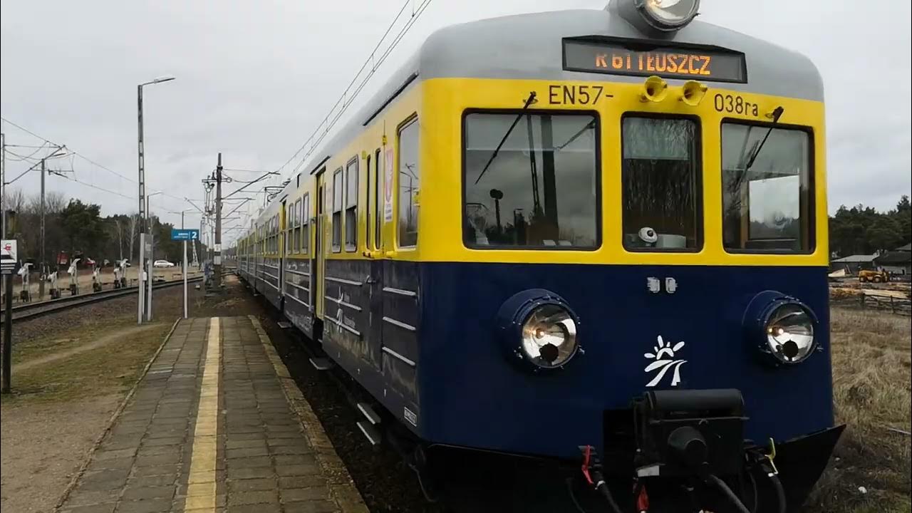 Pafawag EN57-038 vel Babcia wjeżdża na stację Przetycz jako linia R61 relacji Ostrołęka ...