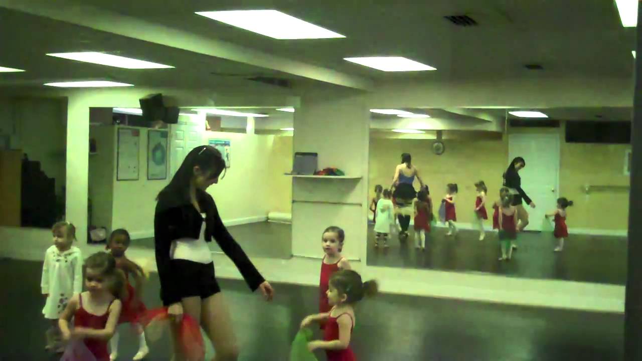 Evie's First Ballet Curtsy - YouTube