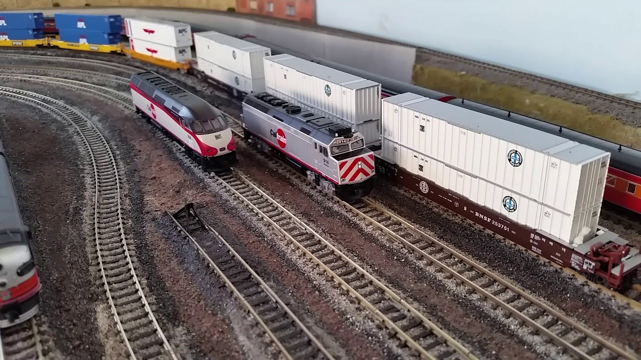 CalTrain #914 with ESU LokSound install - YouTube